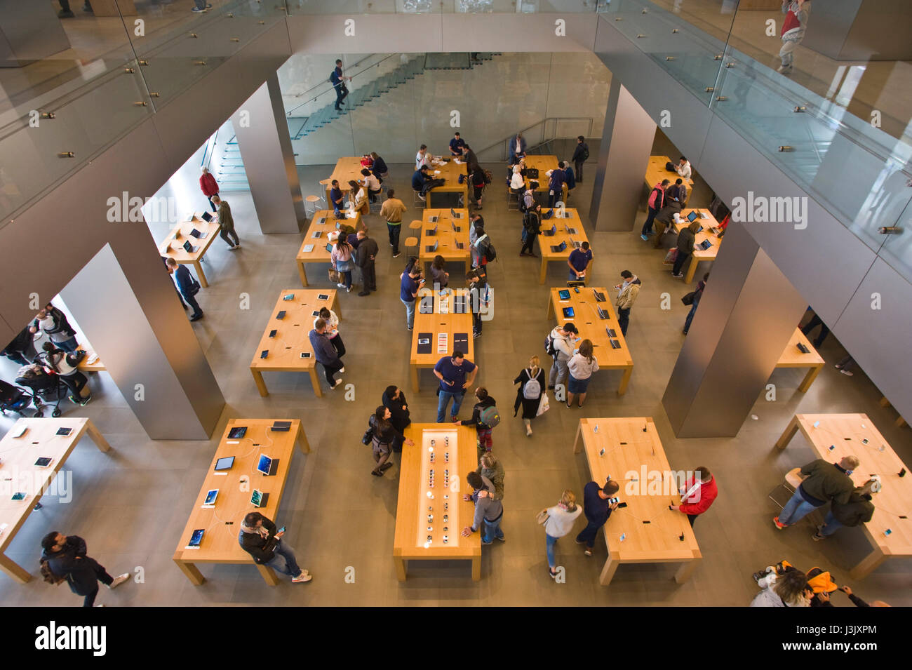 Apple computer store interior hi-res stock photography and images - Alamy