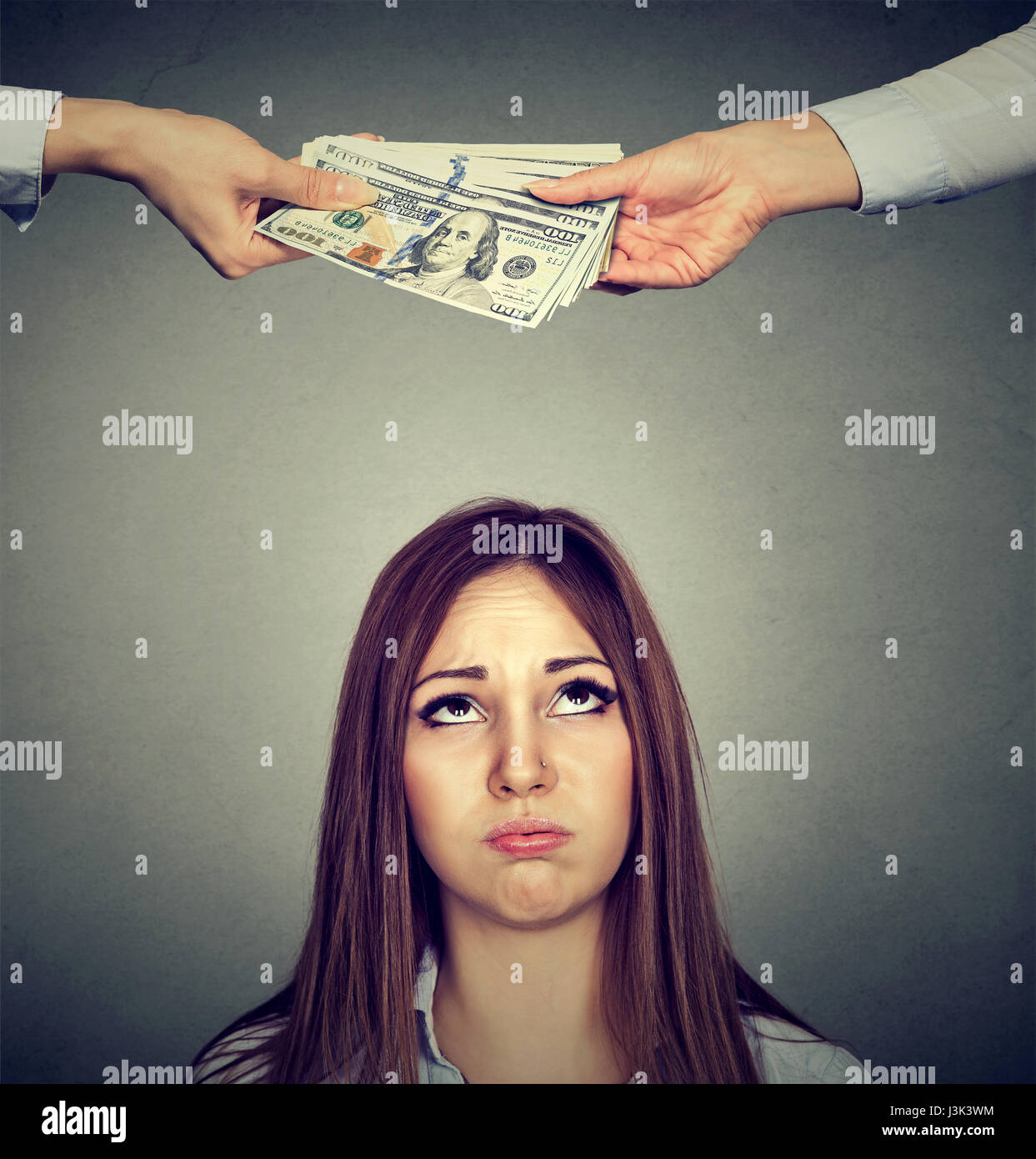 Hands exchanging money hi-res stock photography and images - Alamy