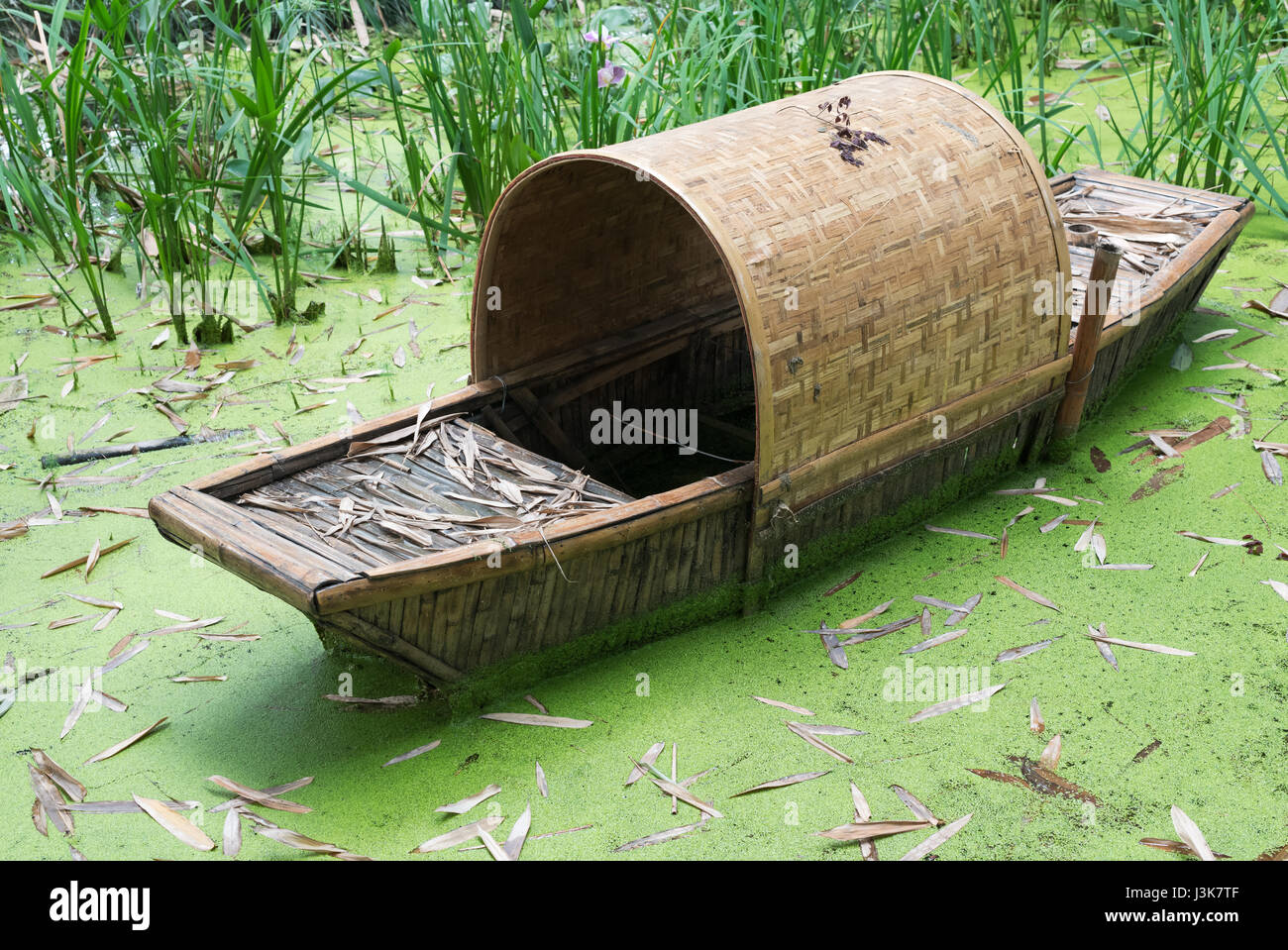 Bamboo boat china hi-res stock photography and images - Alamy