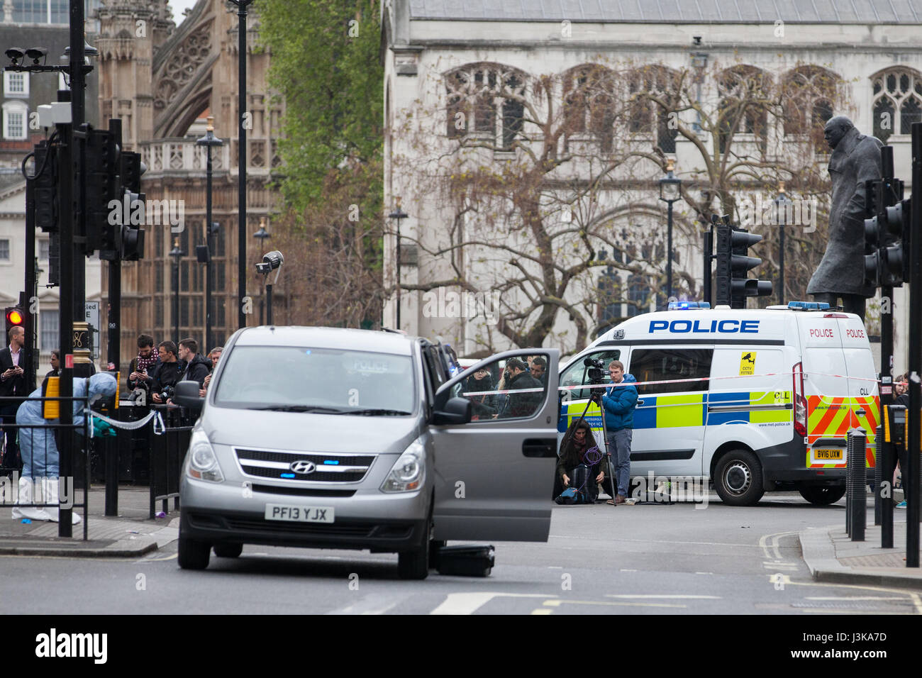 Crime scene police officers police cordon hi-res stock photography and ...