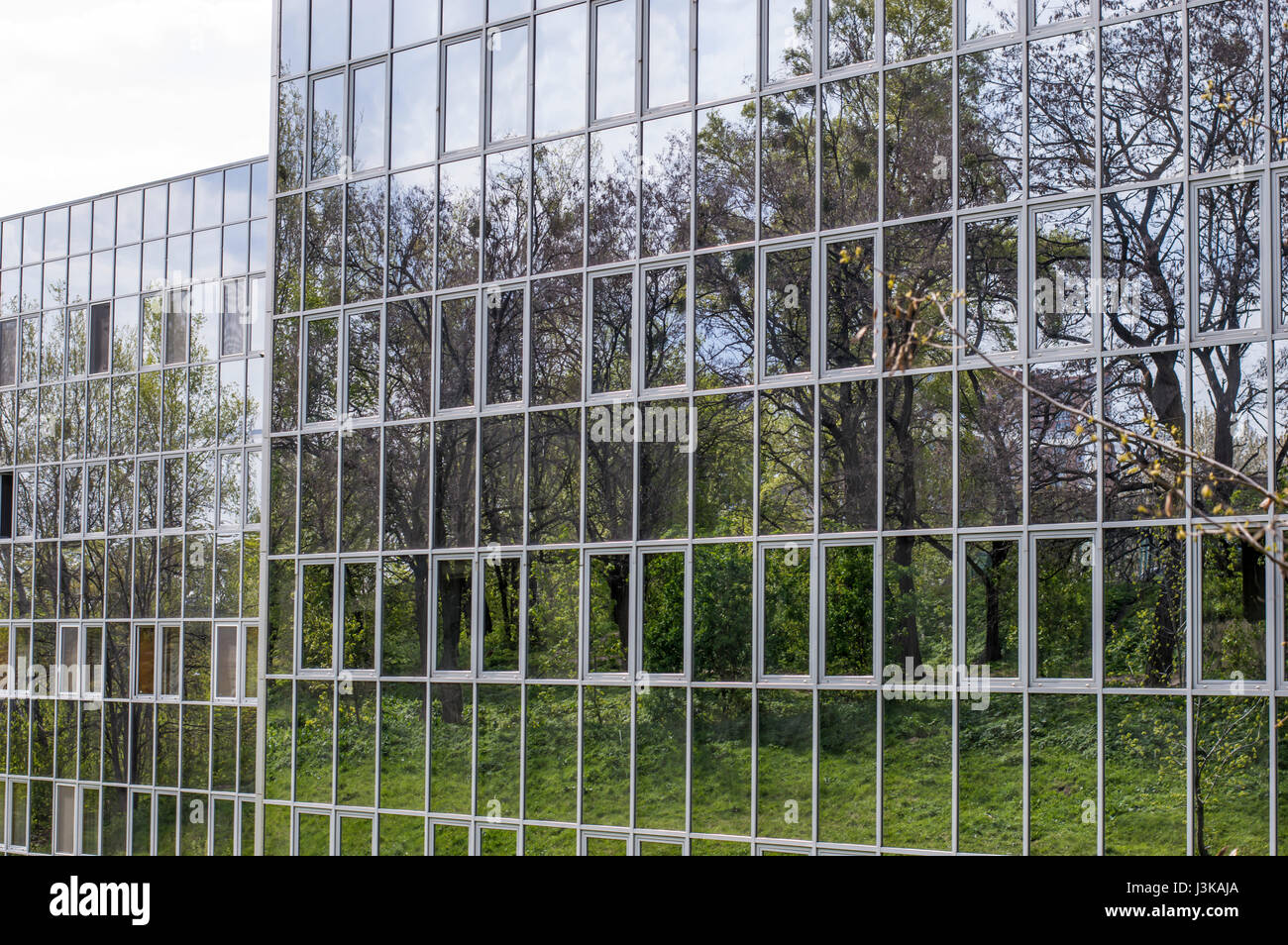 Building nobody reflecting mirror hi-res stock photography and images ...