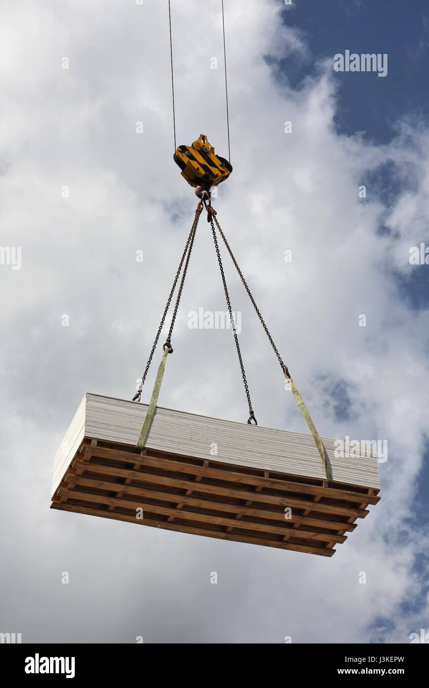 Construction crane lifting pallet building hi-res stock photography and ...