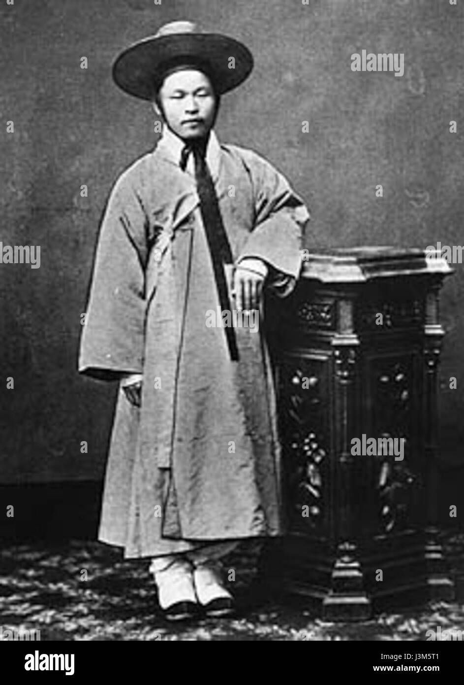 Hong Yeong Sik is a South Korean artist known for his contemporary and ...