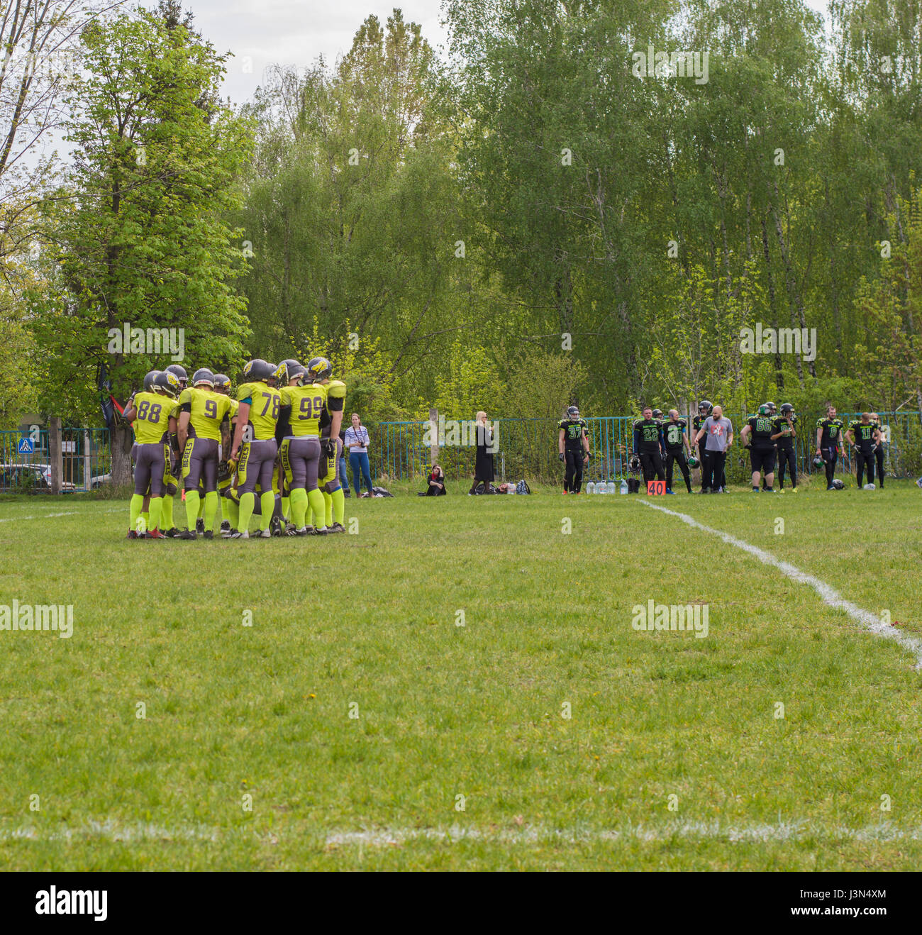 Football huddle hi-res stock photography and images - Alamy