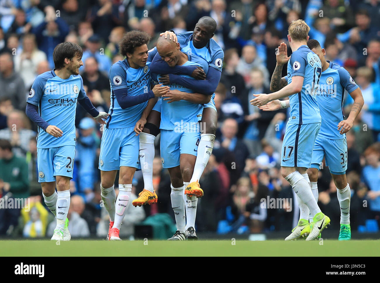 Manchester City's Vincent Kompany celebrates scoring his side's second ...