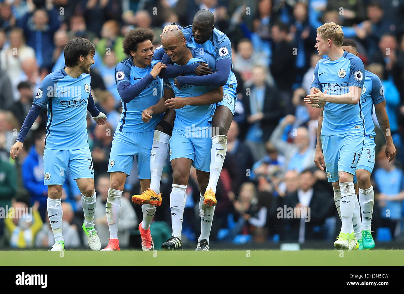 Manchester City's Vincent Kompany celebrates scoring his side's second ...