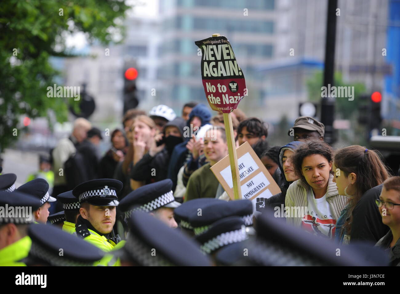 Police separate two groups of protesters demonstrating for and against ...
