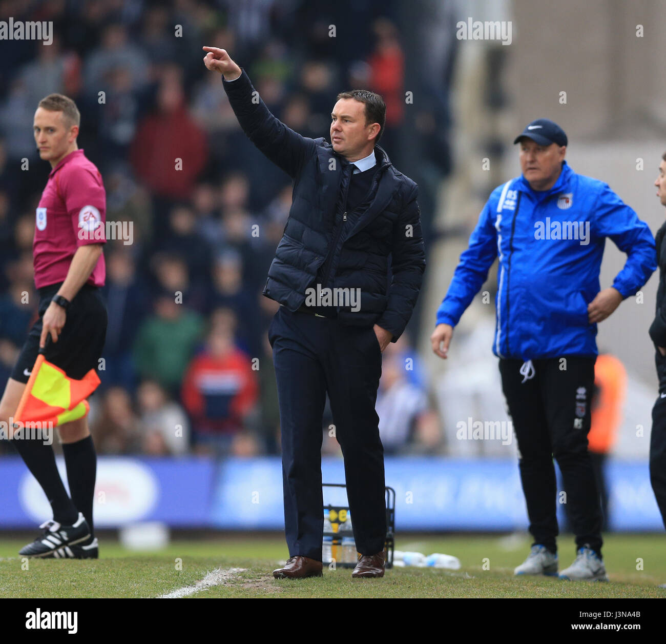 Plymouth argyle manager derek adams hi-res stock photography and images ...
