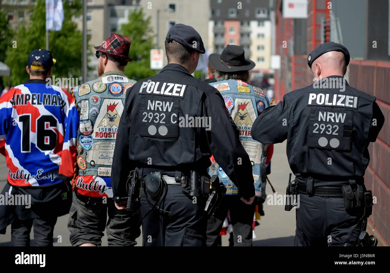 Cologne, Germany. 06th May, 2017. Police officers patrol the square in ...