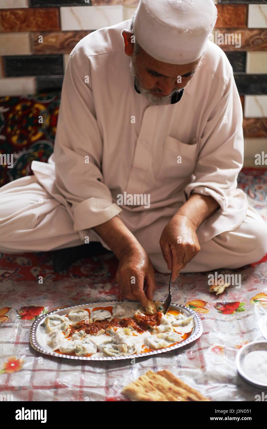 (170506) -- MAZAR-E-SHARIF, May 6, 2017 (Xinhua) -- An Afghan man eats ...