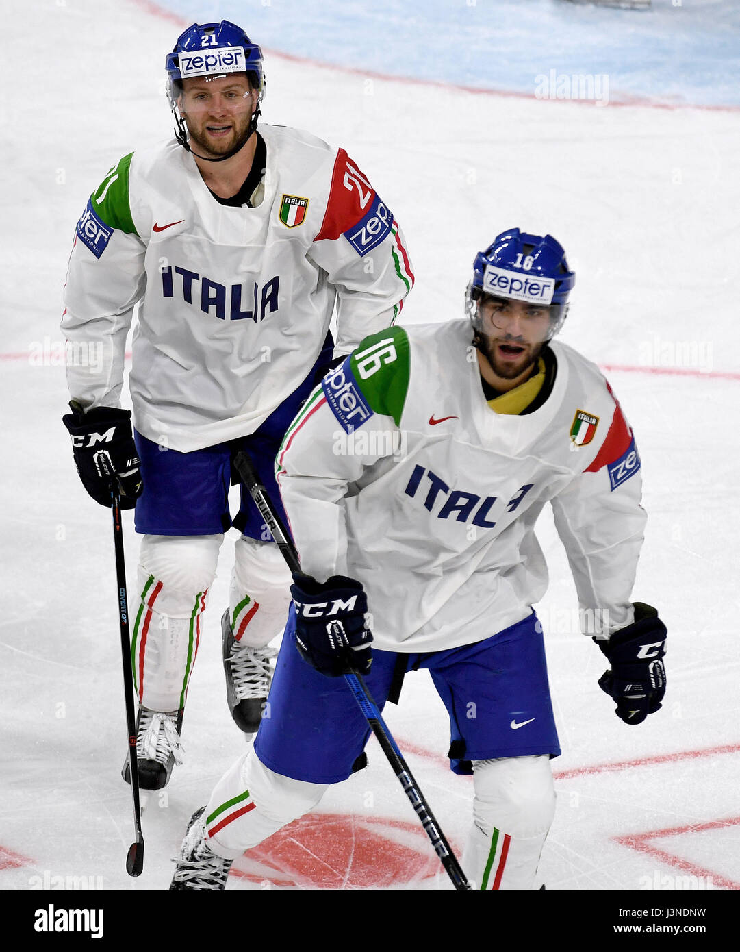 Cologne, Germany. 6th May, 2017. Italian scorer Giovanni Morini (R ...