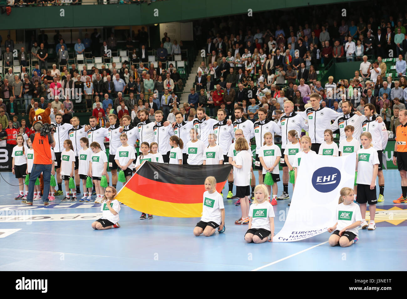 Halle, Germany. 6th May, 2017. The German squad pose for a team photo ...