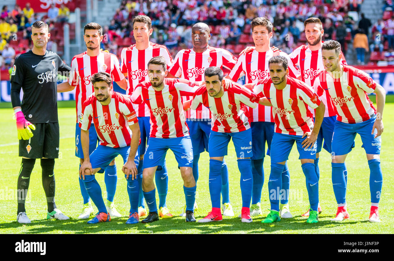 Gijon, Spain. 6th May, 2017. Sporting de Gijon team group line-up ...