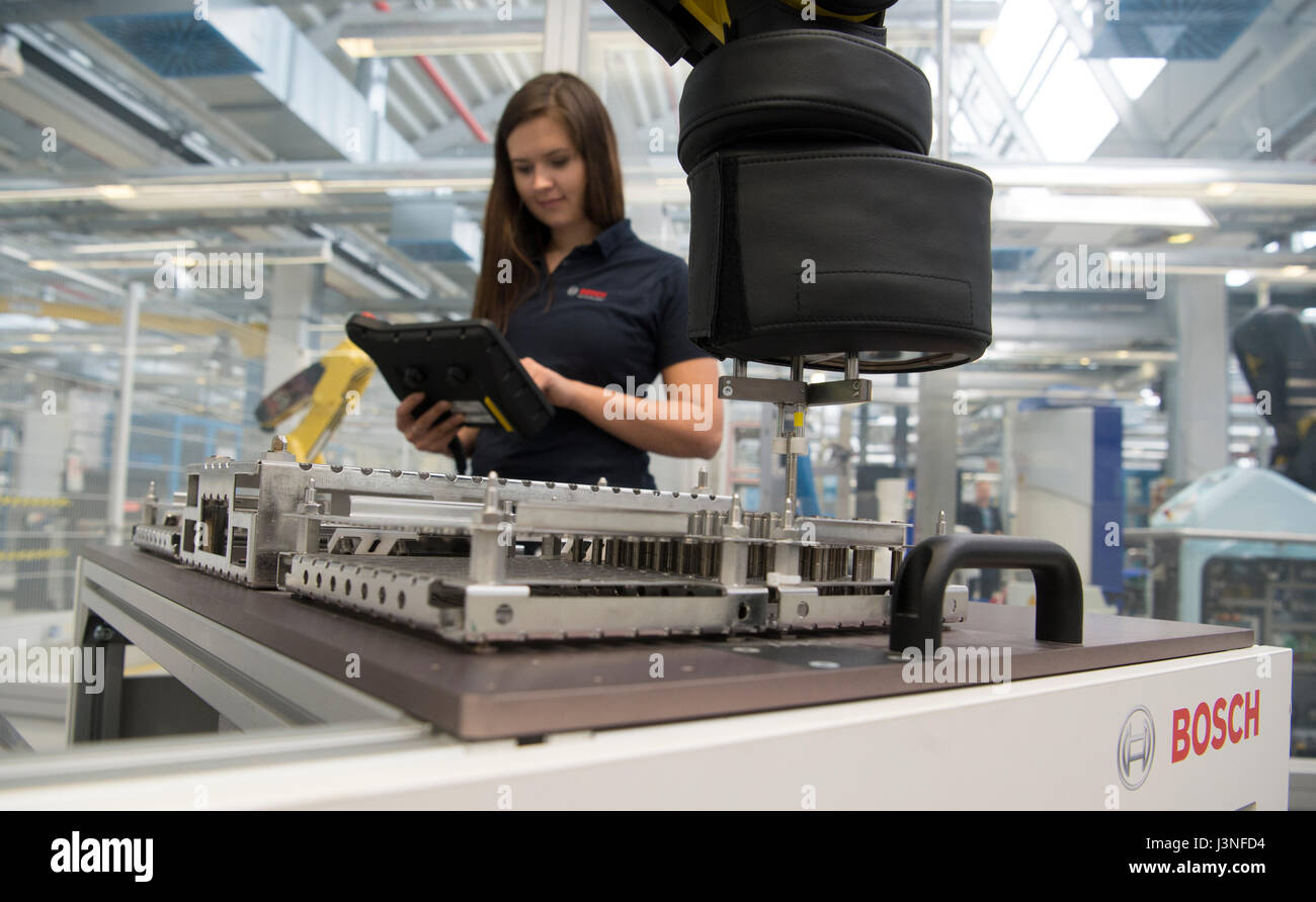 Renningen, Germany. 18th Apr, 2017. A Bosch worker demonstrates the ...