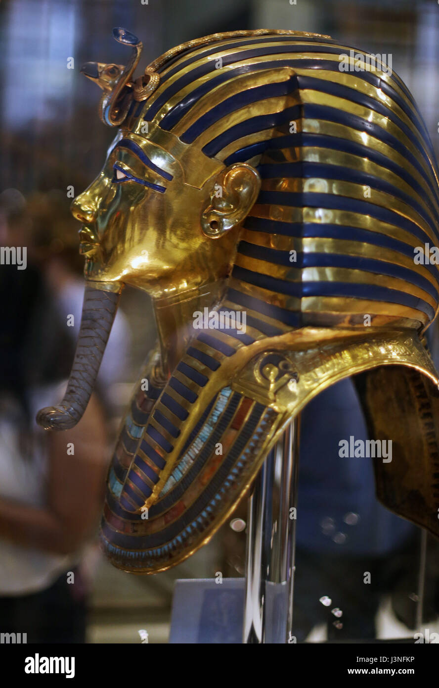 Cairo, Egypt. 6th May, 2017. The golden burial mask of King Tutankhamun ...