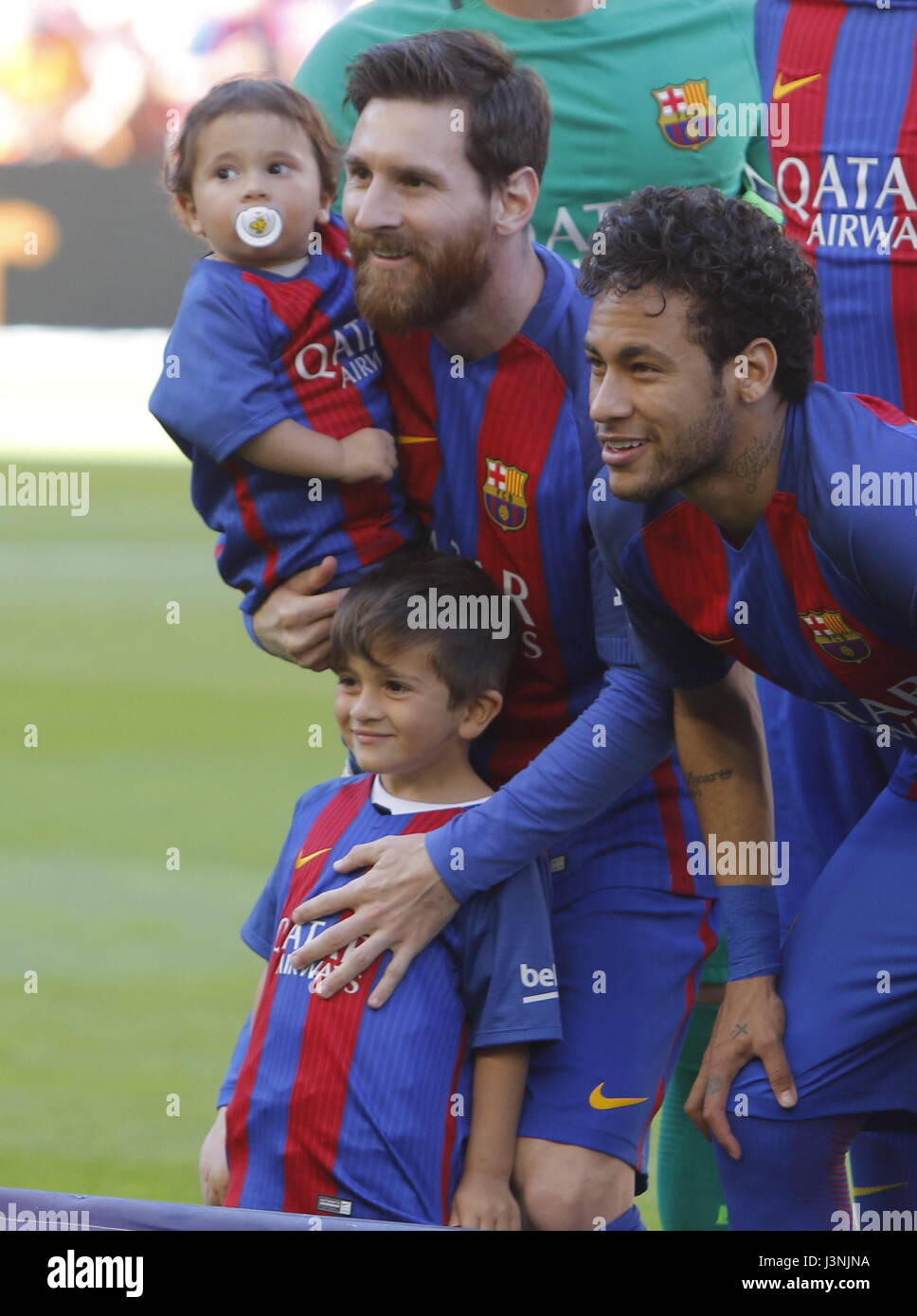 Barcelona, Spain. 6th May, 2017. FC Barcelona's Lionel Messi, with his ...