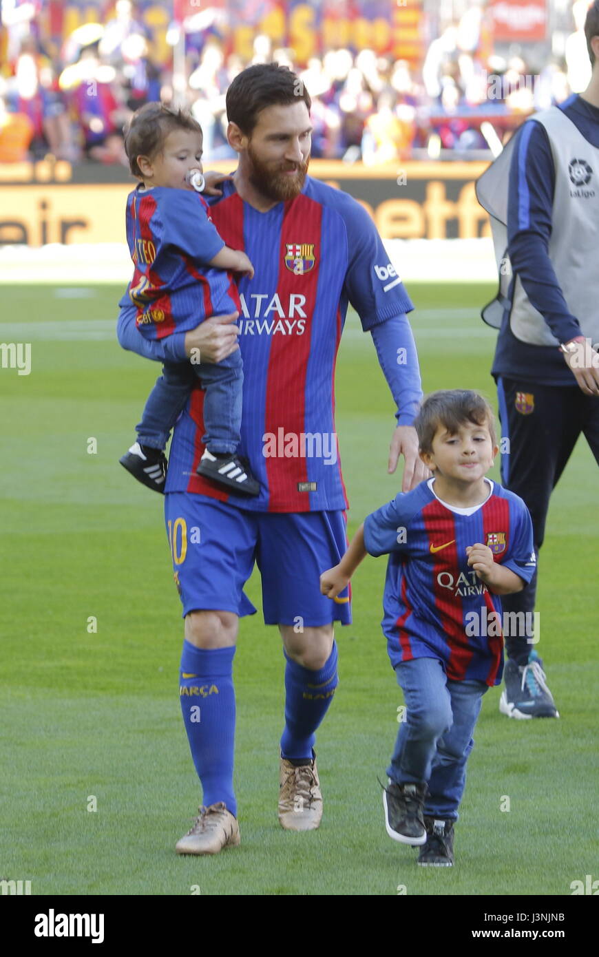 Barcelona, Spain. 6th May, 2017. FC Barcelona's Lionel Messi, with his ...