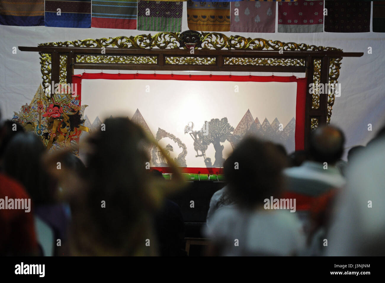 Singapore. 6th May, 2017. People watch the "Ramayana" shadow puppet ...