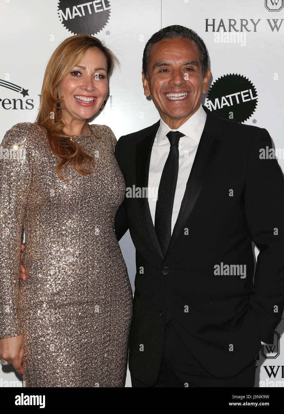 Patricia govea antonio villaraigosa hi-res stock photography and images ...