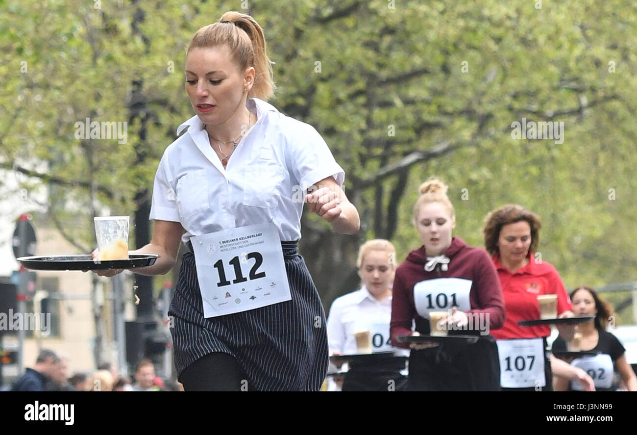 Berlin, Germany. 7th May, 2017. Waitresses run along the ...