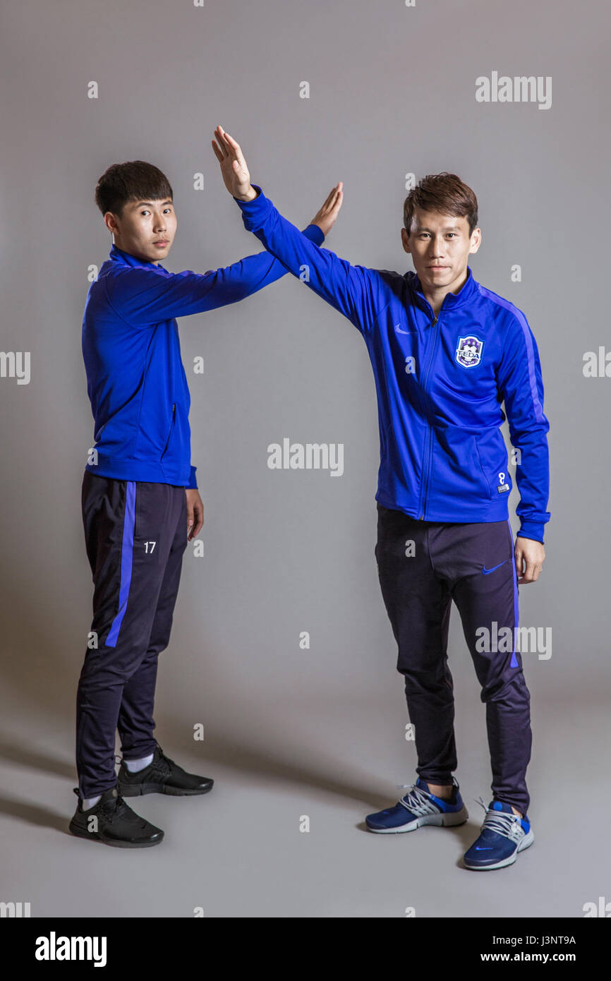 Chinese soccer players High Resolution Stock Photography and Images - Alamy
