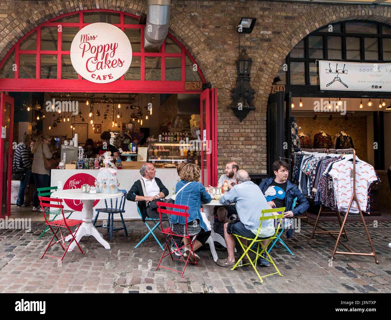 Family sitting in a cafe in Camden Market Stock Photo - Alamy