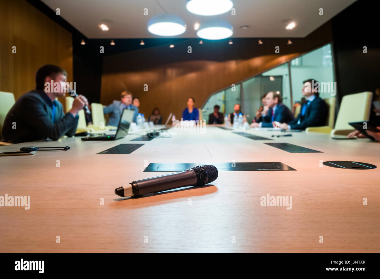 People at the round table session Stock Photo - Alamy