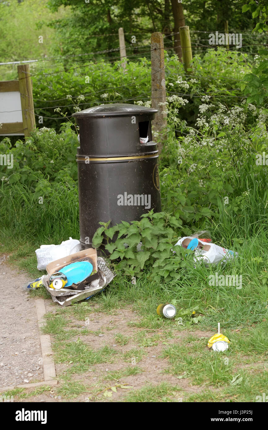 Left over trash hi-res stock photography and images - Alamy