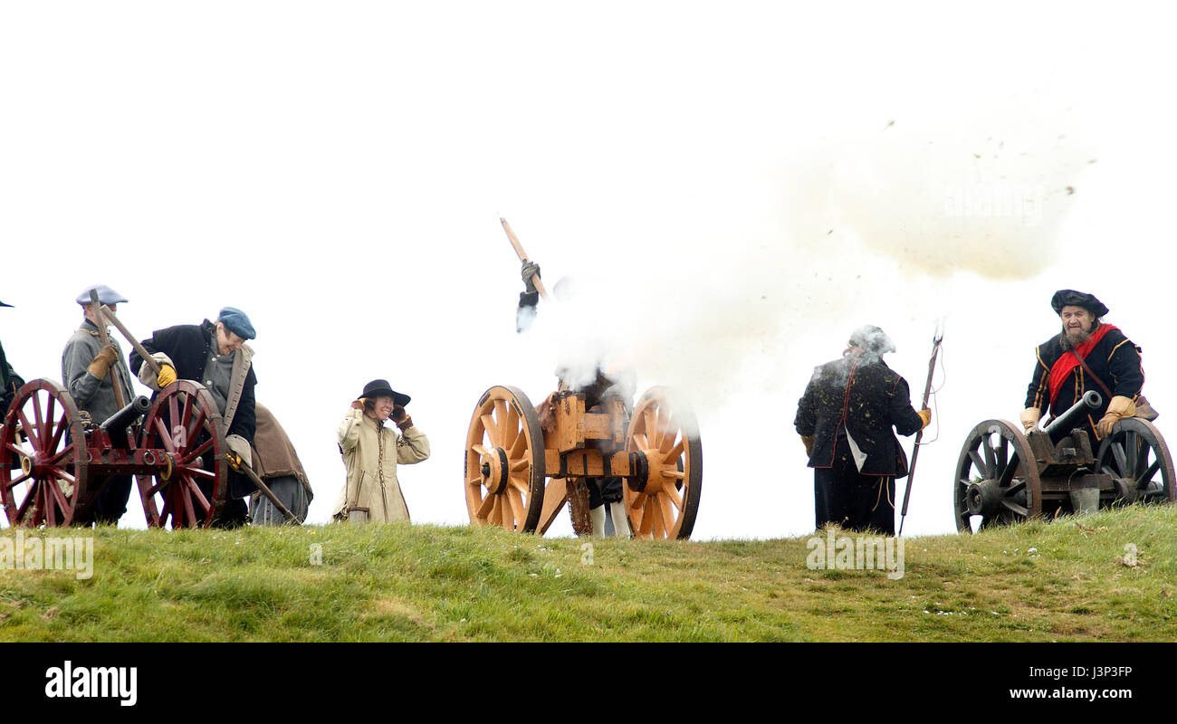 Canon on the Royalist army earthworks Pikes and Plunder - 300 Civil war ...