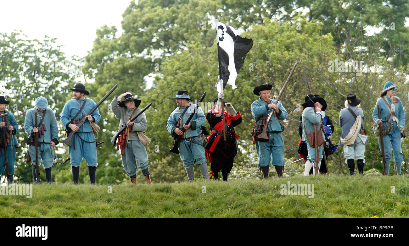 Muskateers on the Royalist army earthworks Pikes and Plunder - 300 ...