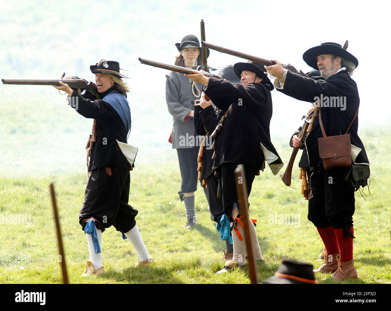 Muskateers on the Royalist army earthworks Pikes and Plunder - 300 ...