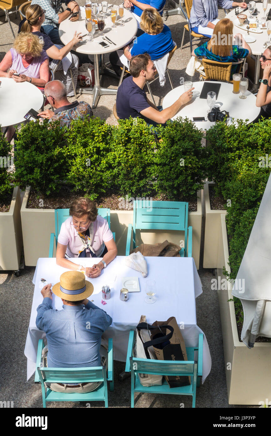 Rock Center Cafe Summer Garden and Bar, Rockefeller Center, NYC, USA ...
