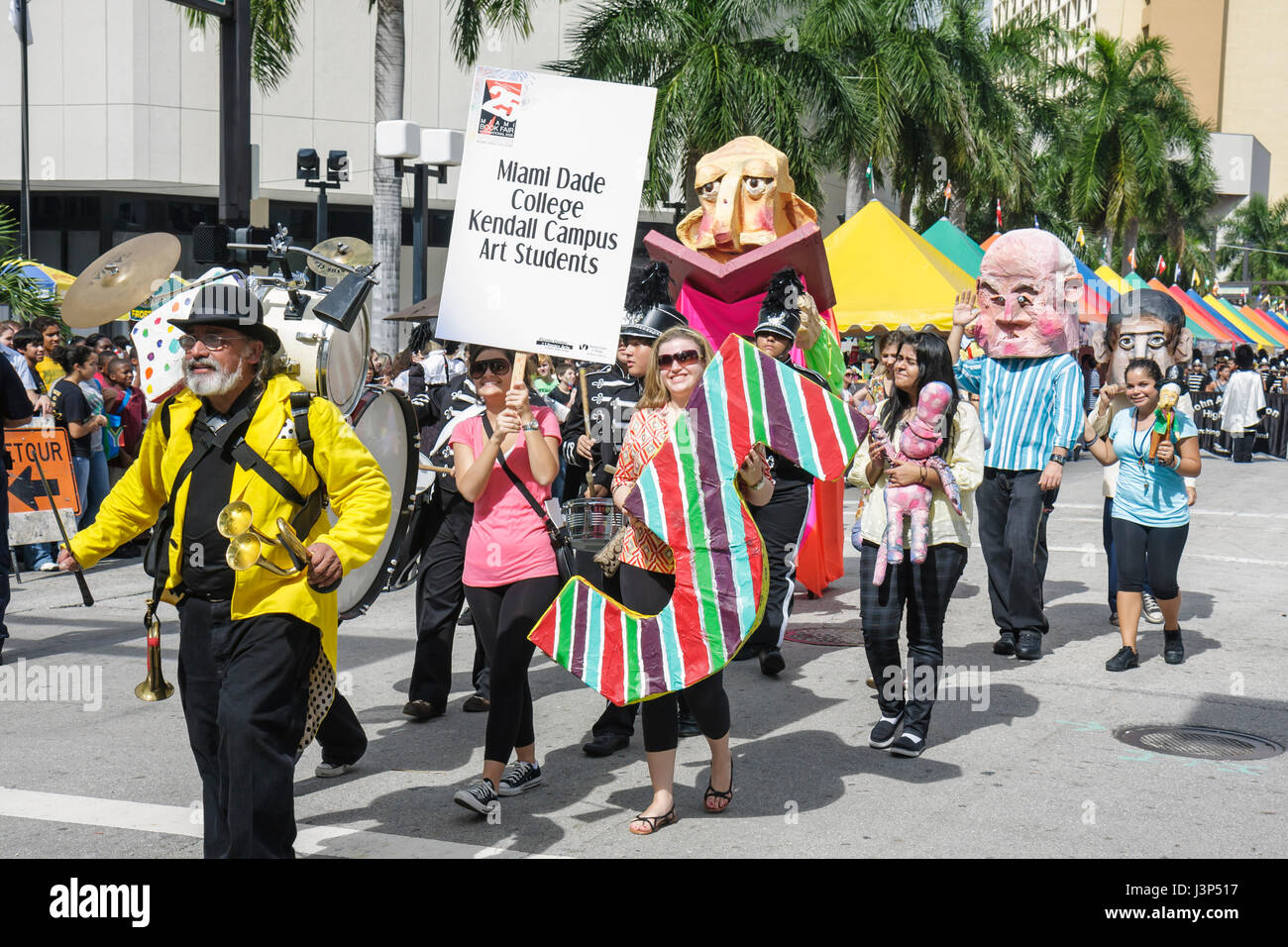Paper mache heads hi-res stock photography and images - Alamy