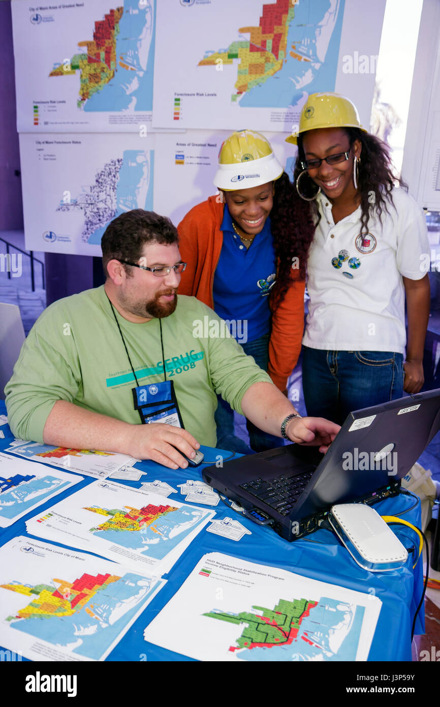 Gis computer female hi-res stock photography and images - Alamy