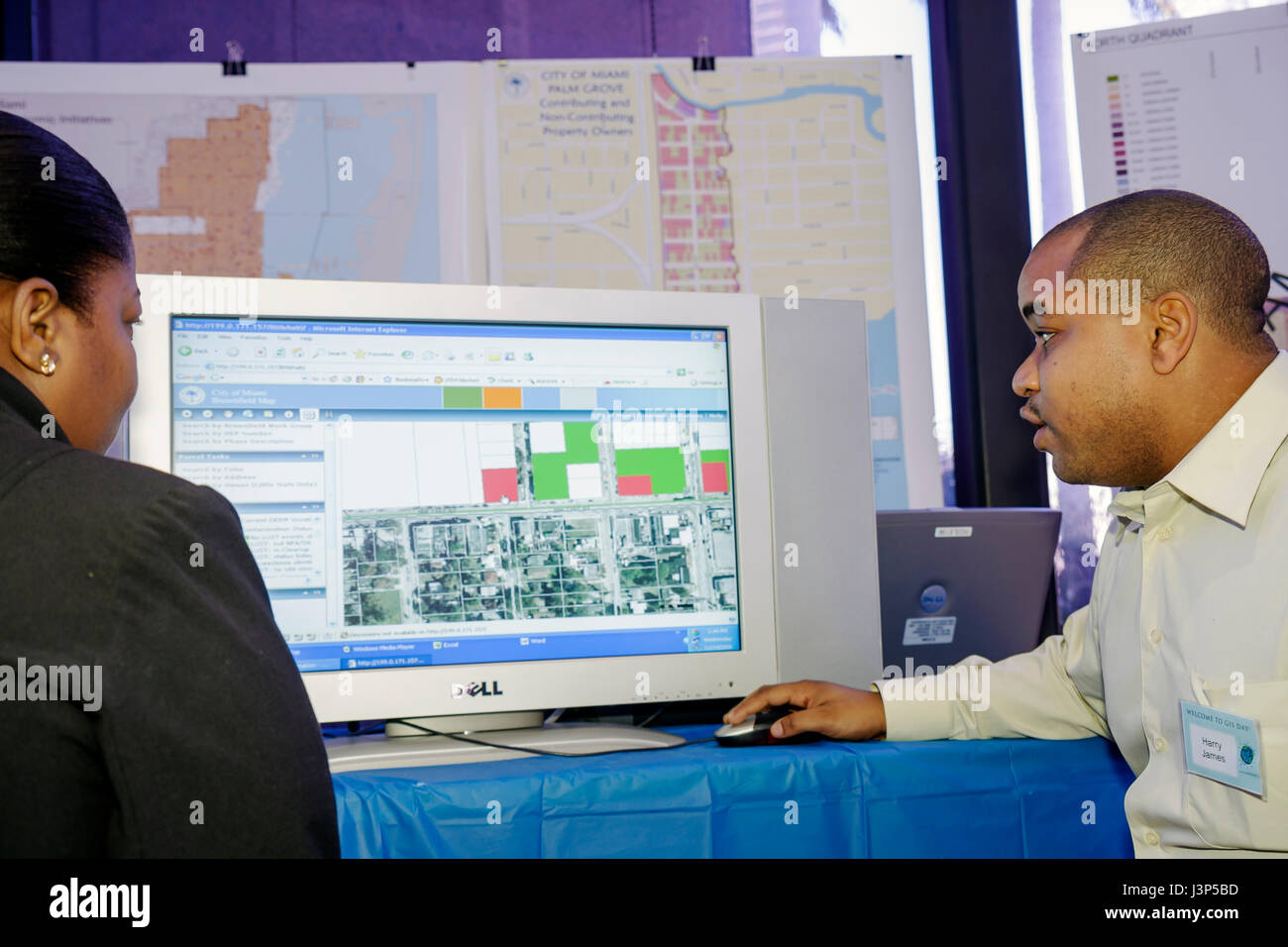 Gis computer female hi-res stock photography and images - Alamy