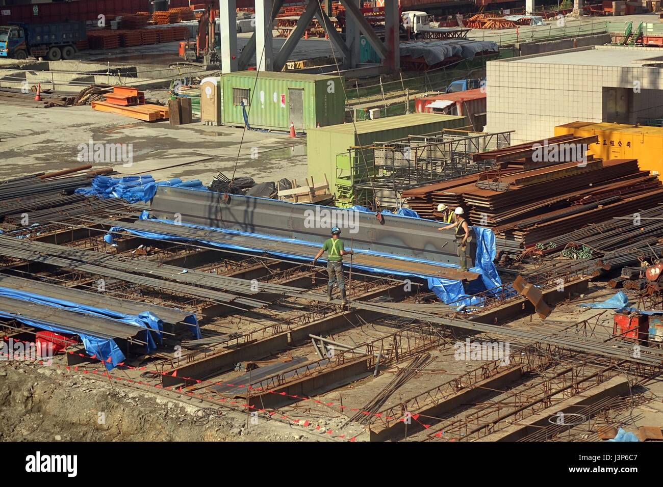 Lifting steel beams hi-res stock photography and images - Alamy