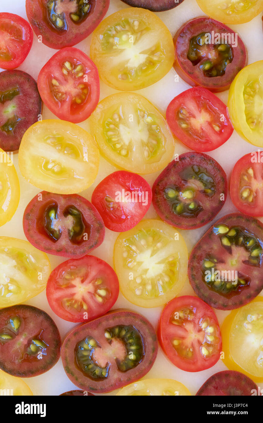 Sliced tomatoes in a pattern as background Stock Photo - Alamy