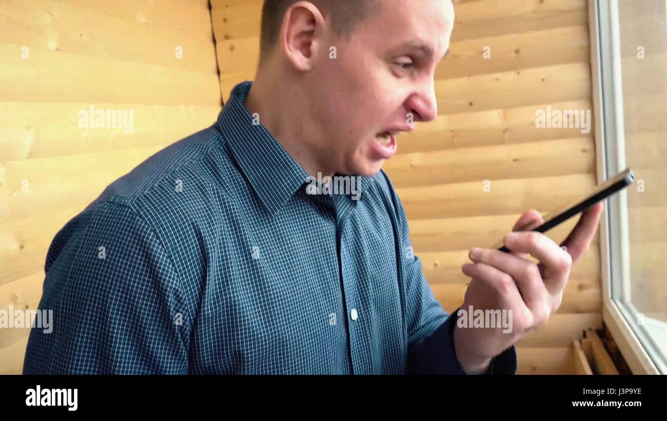 Frustrated man yelling at his smartphone Stock Photo - Alamy
