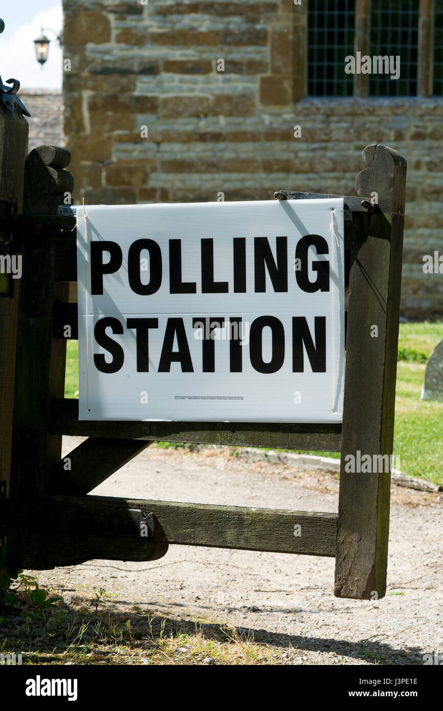 Uk polling station sign hi-res stock photography and images - Alamy