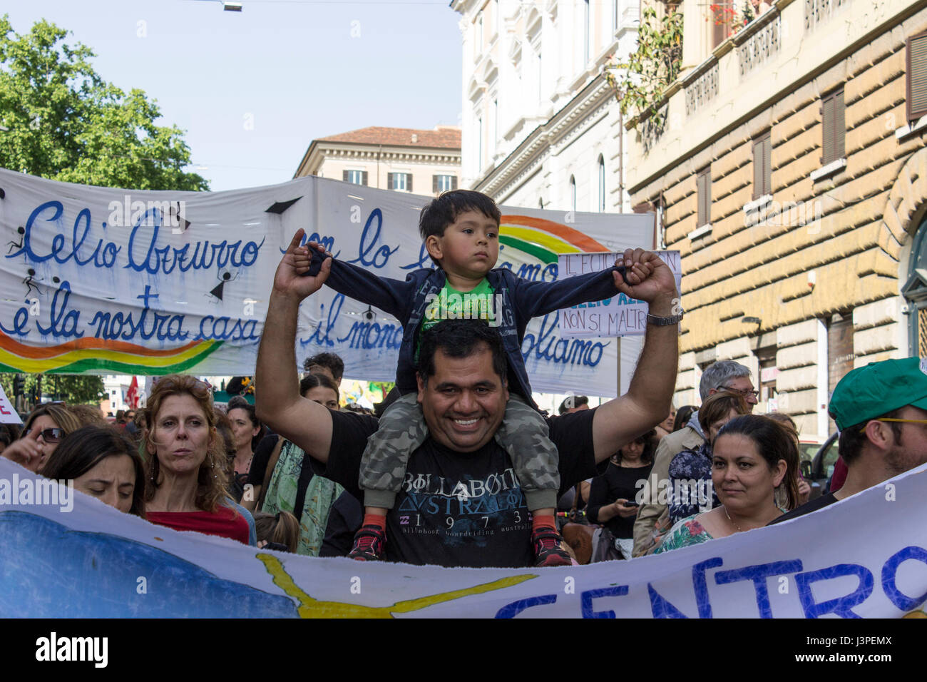 Hundreds of people have traveled the streets of Rome to denounce the ...