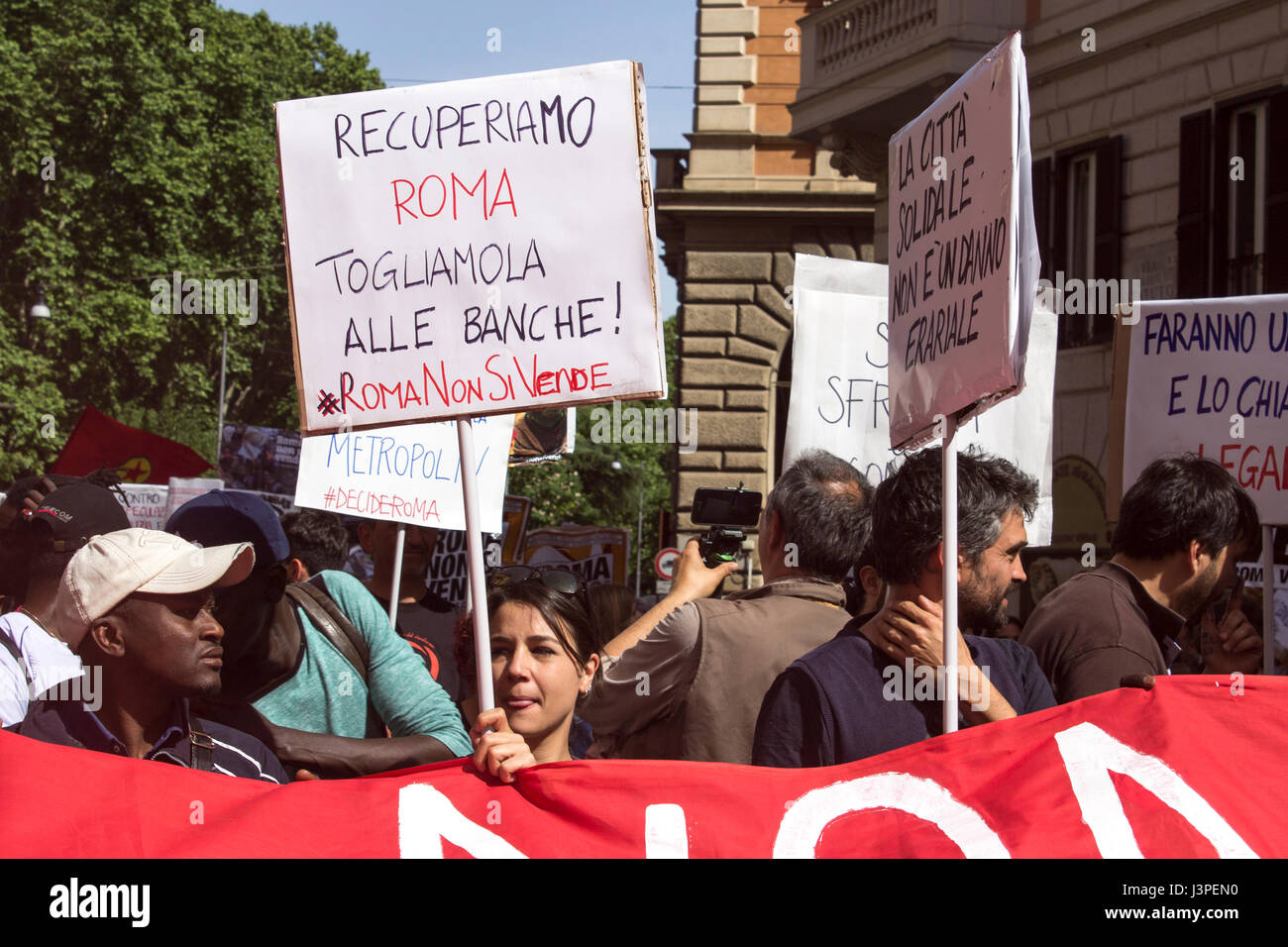 Hundreds of people have traveled the streets of Rome to denounce the ...