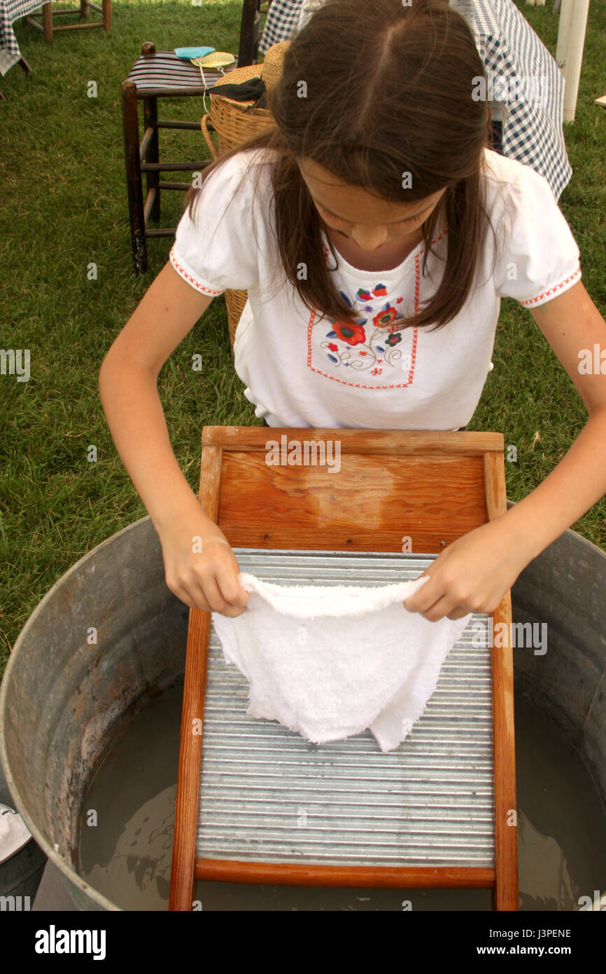 Old fashioned washing machine hi-res stock photography and images - Alamy