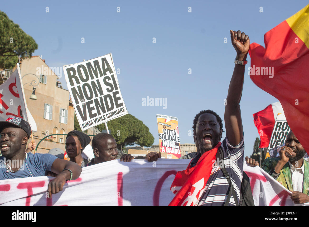 Hundreds of people have traveled the streets of Rome to denounce the ...
