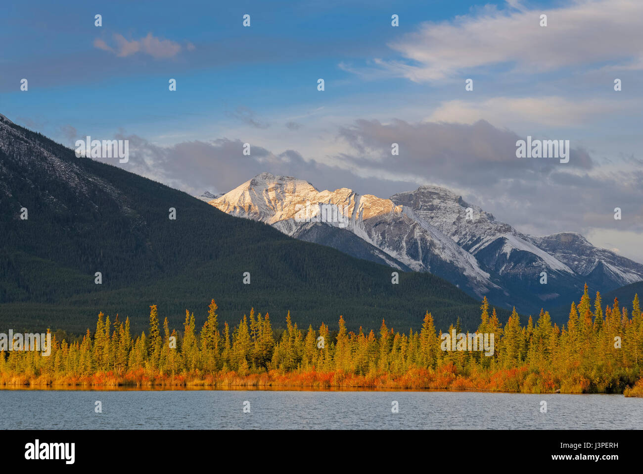 Sunrise vermilion lakes banff hi-res stock photography and images - Alamy