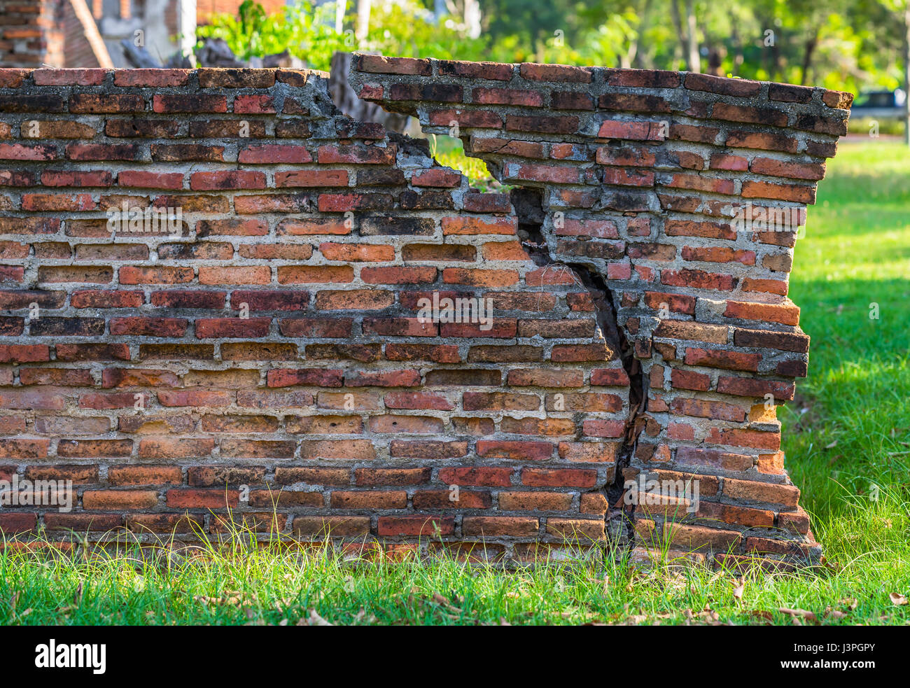 Fractured concrete hi-res stock photography and images - Alamy