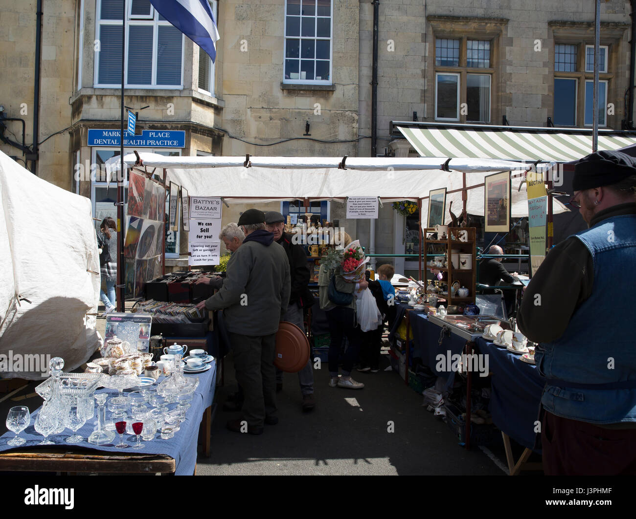 Market stalls on market day in Uppingham, Rutland Stock Photo - Alamy