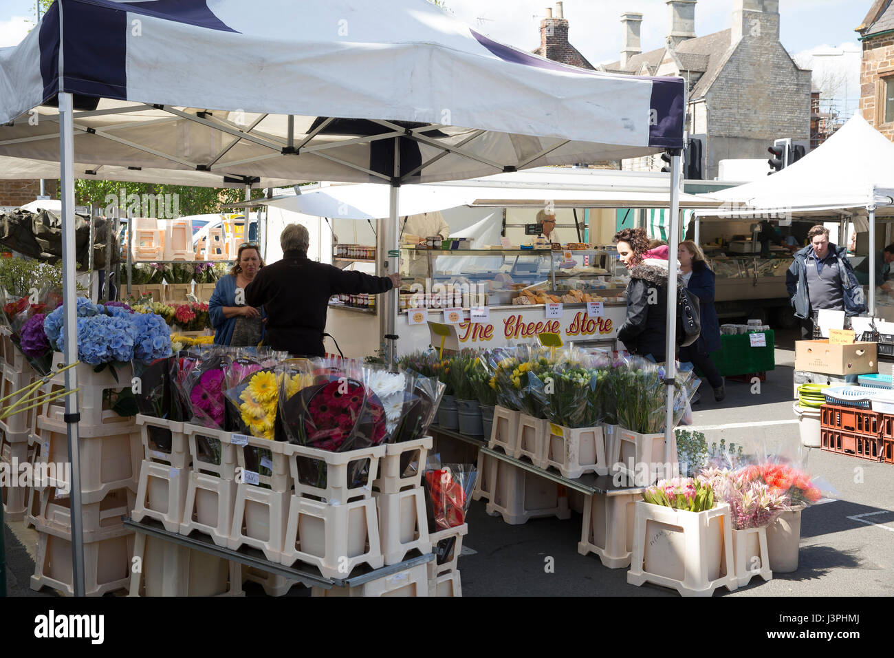 Market stalls on market day in Uppingham, Rutland Stock Photo - Alamy