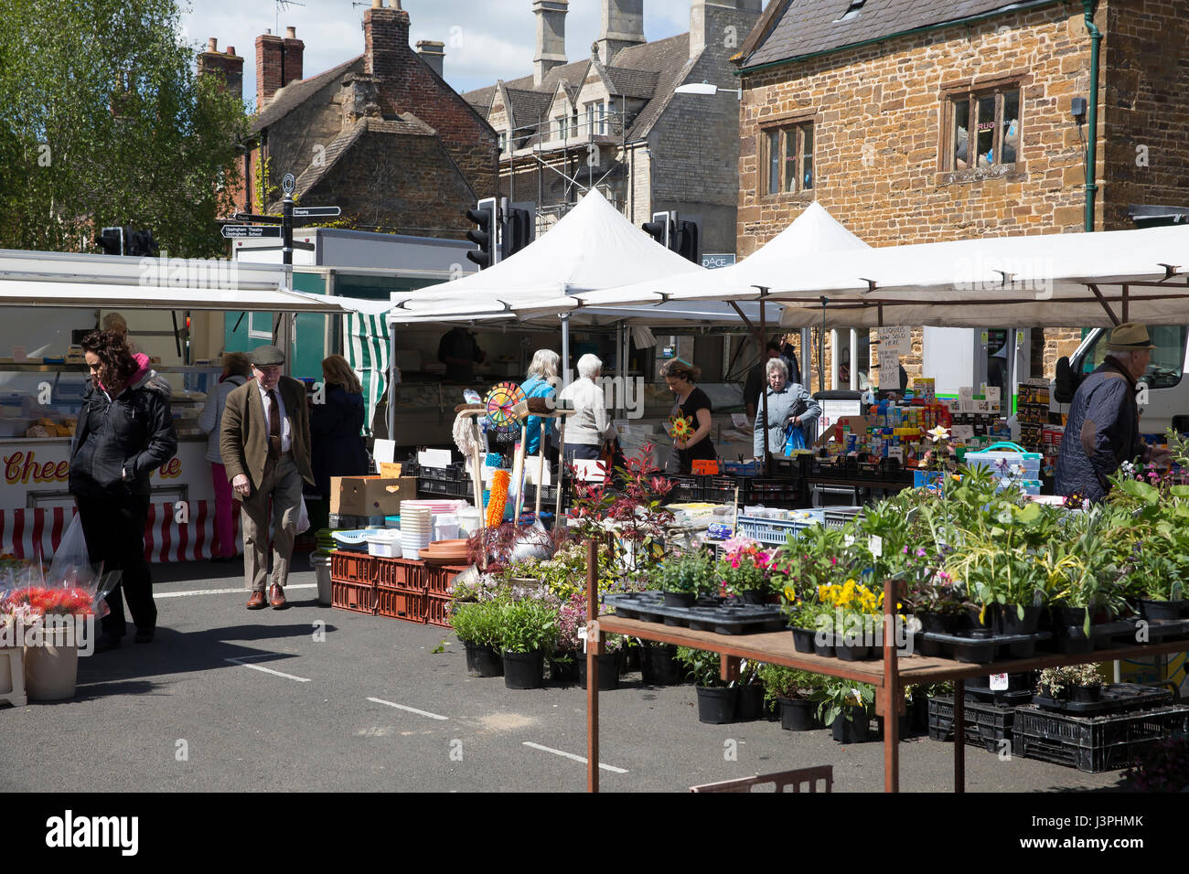 Market stalls on market day in Uppingham, Rutland Stock Photo - Alamy