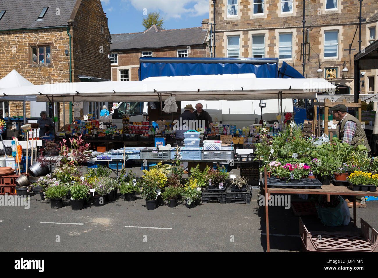 Market stalls on market day in Uppingham, Rutland Stock Photo - Alamy
