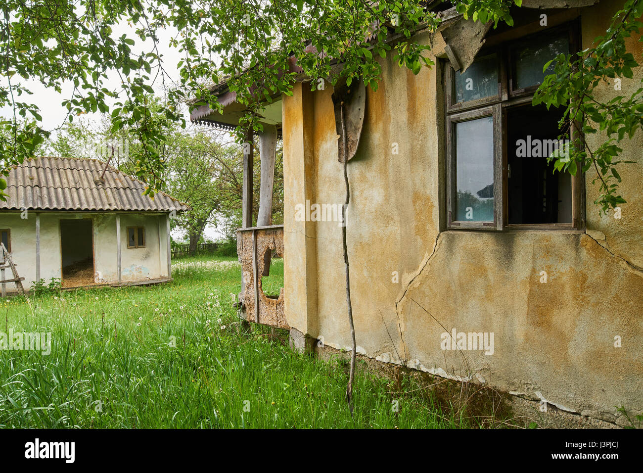 A very old and ruined house in the countryside Stock Photo - Alamy